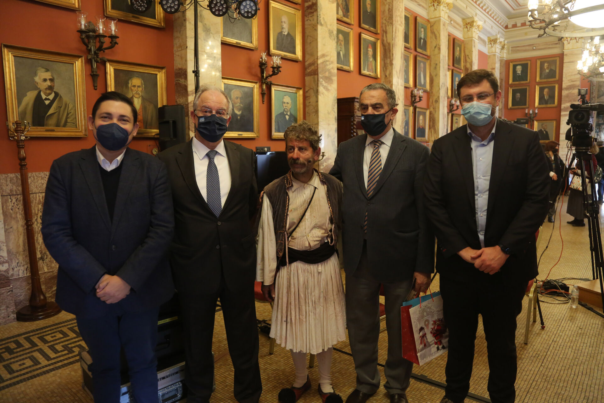Θεατρική παράσταση «Θεόφιλος» στο πλαίσιο των εκδηλώσεων της Βουλής για ...