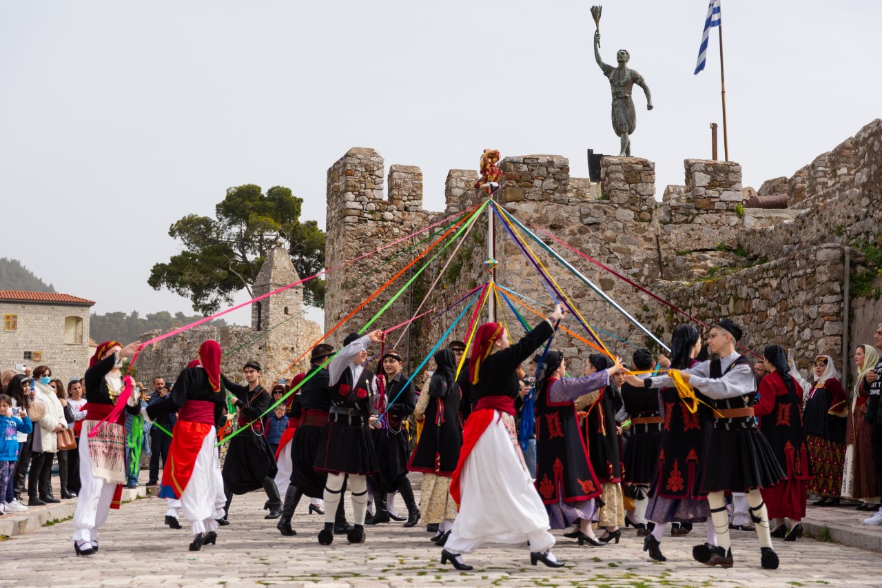 Καθαρά Δευτέρα με παραδοσιακό γαϊτανάκι στο λιμάνι Ναυπάκτου - Tourism ...