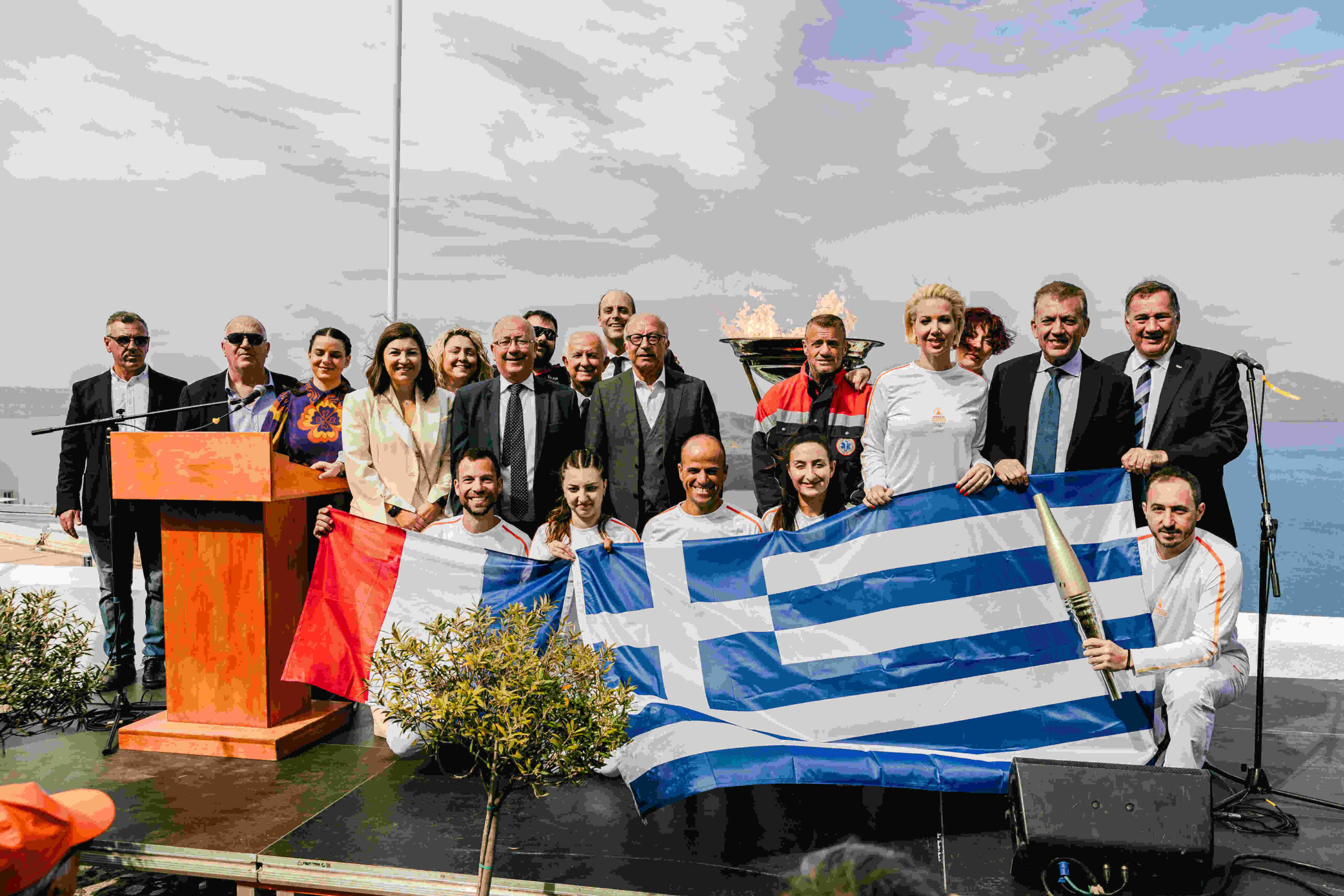 Η Ολυμπιακή Φλόγα συναντά την Σαντορίνη στο ταξίδι της - Tourism Today